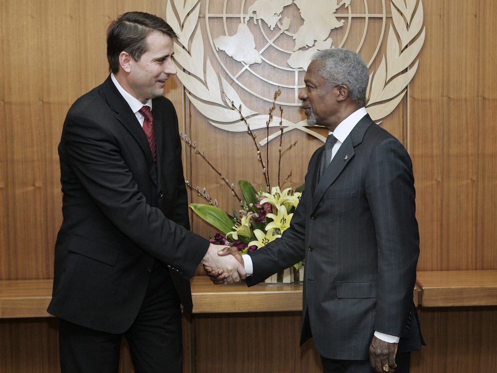 Secretary General Kofi Anan with Bajram Kosumi - Prishtina Insight ...